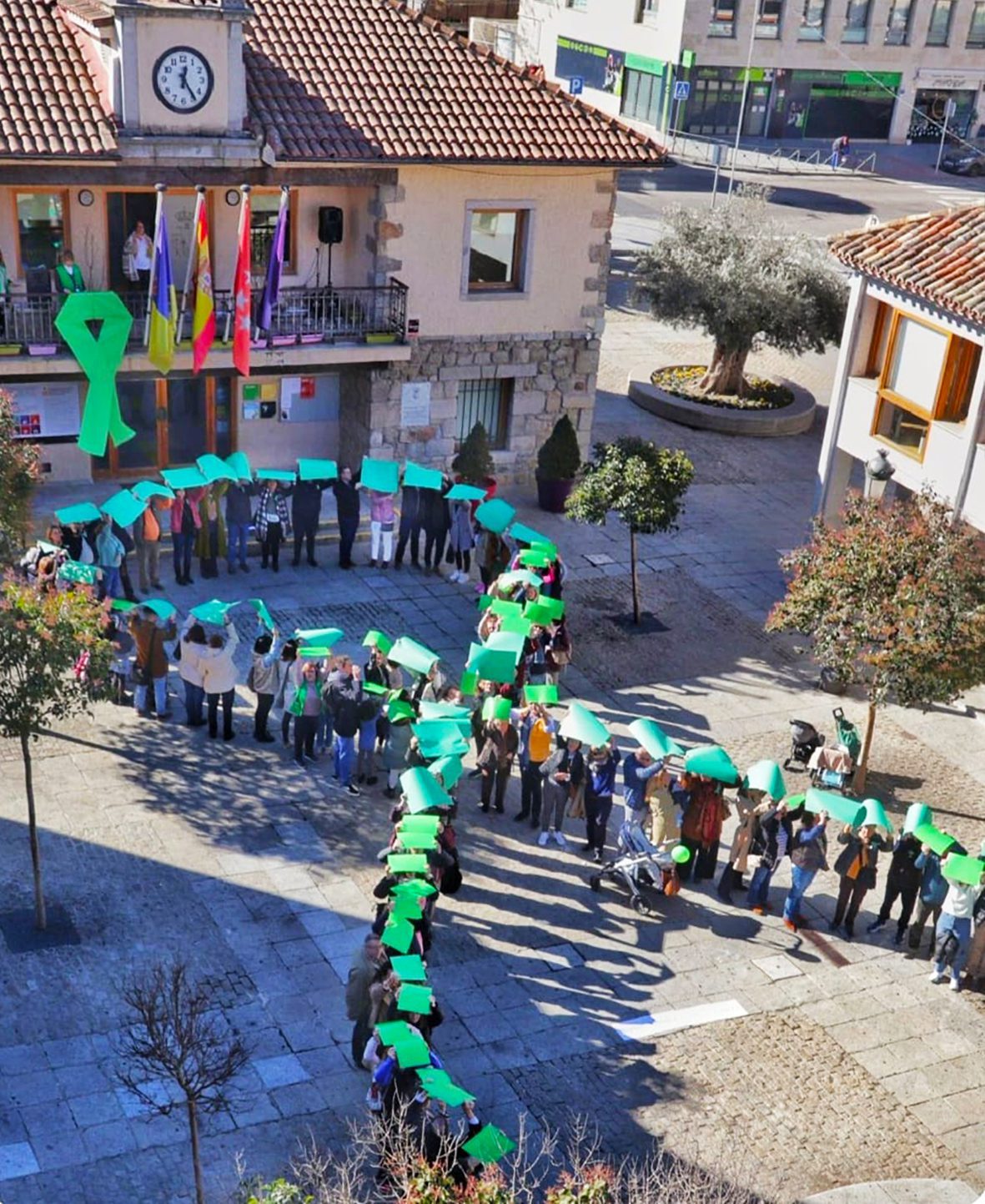 Un gran lazo verde humano en Torrelodones para celebrar el Día Mundial ...