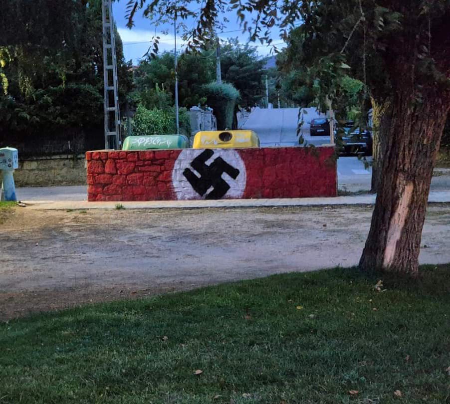 Alpedrete amanece con la pintada de una gran bandera con simbología nazi